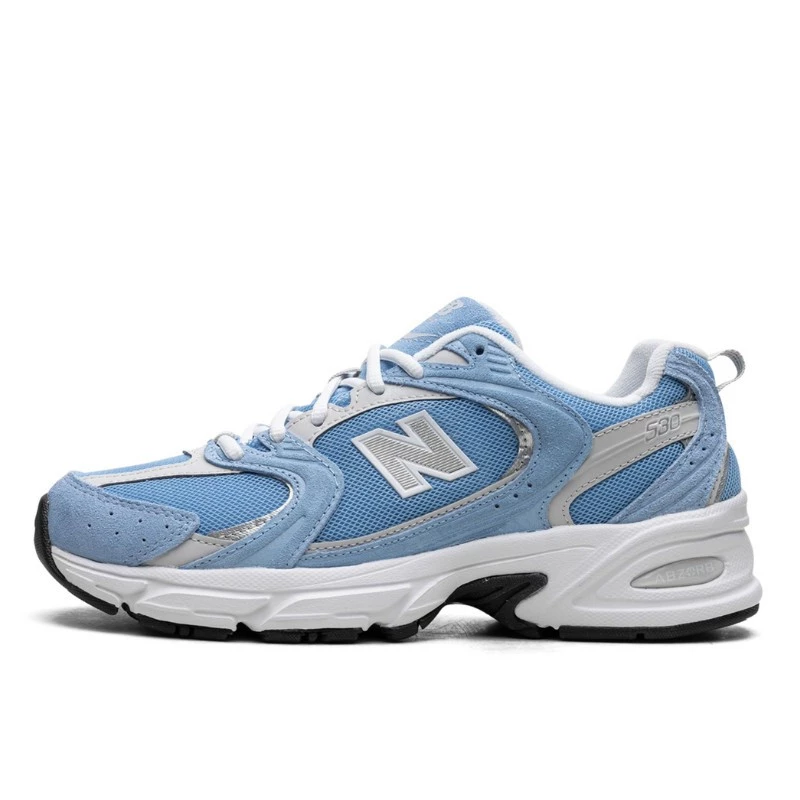 "העלה את משחק הנעליים שלך עם New Balance MR 530 KA מ-King Shoes."