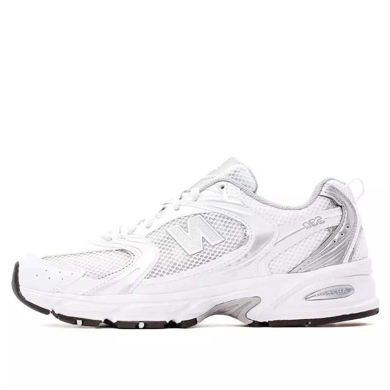 "העלה את משחק הנעליים שלך עם New Balance MR 530 KA מ-King Shoes."