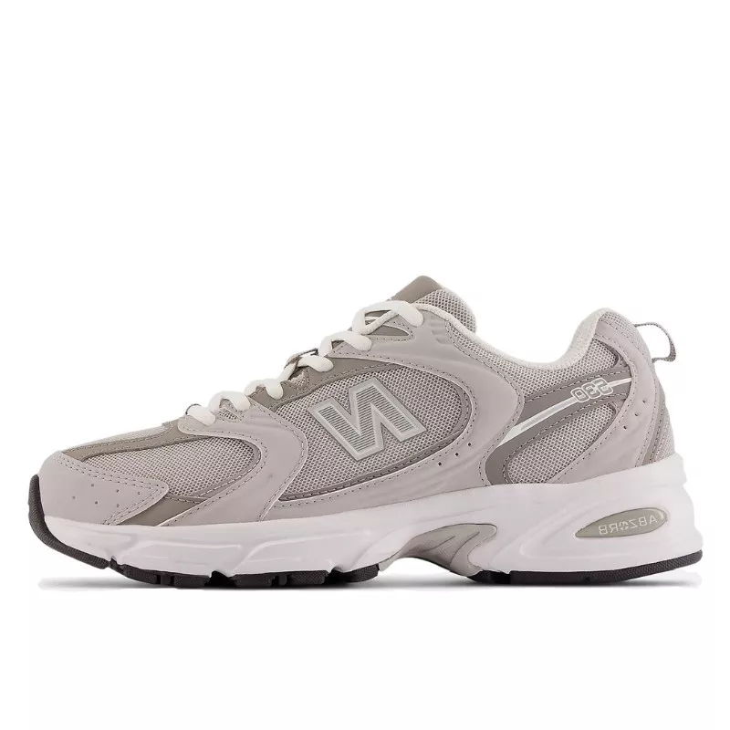 "העלה את משחק הנעליים שלך עם New Balance MR 530 KA מ-King Shoes."
